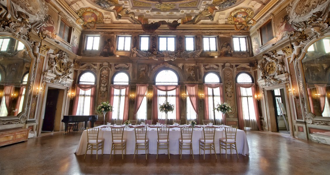 Delicious Italian wedding dinner in a Venetian palace