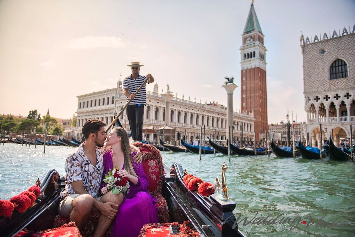 Marriage Proposal in Gondola in Venice
